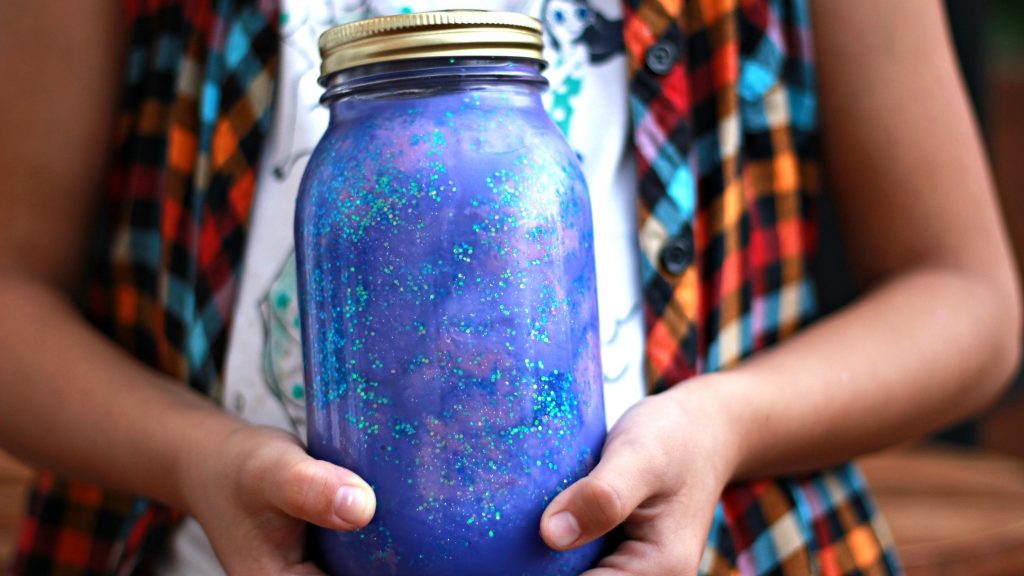 Experiment colorat: galaxia din borcan - Itsy Bitsy